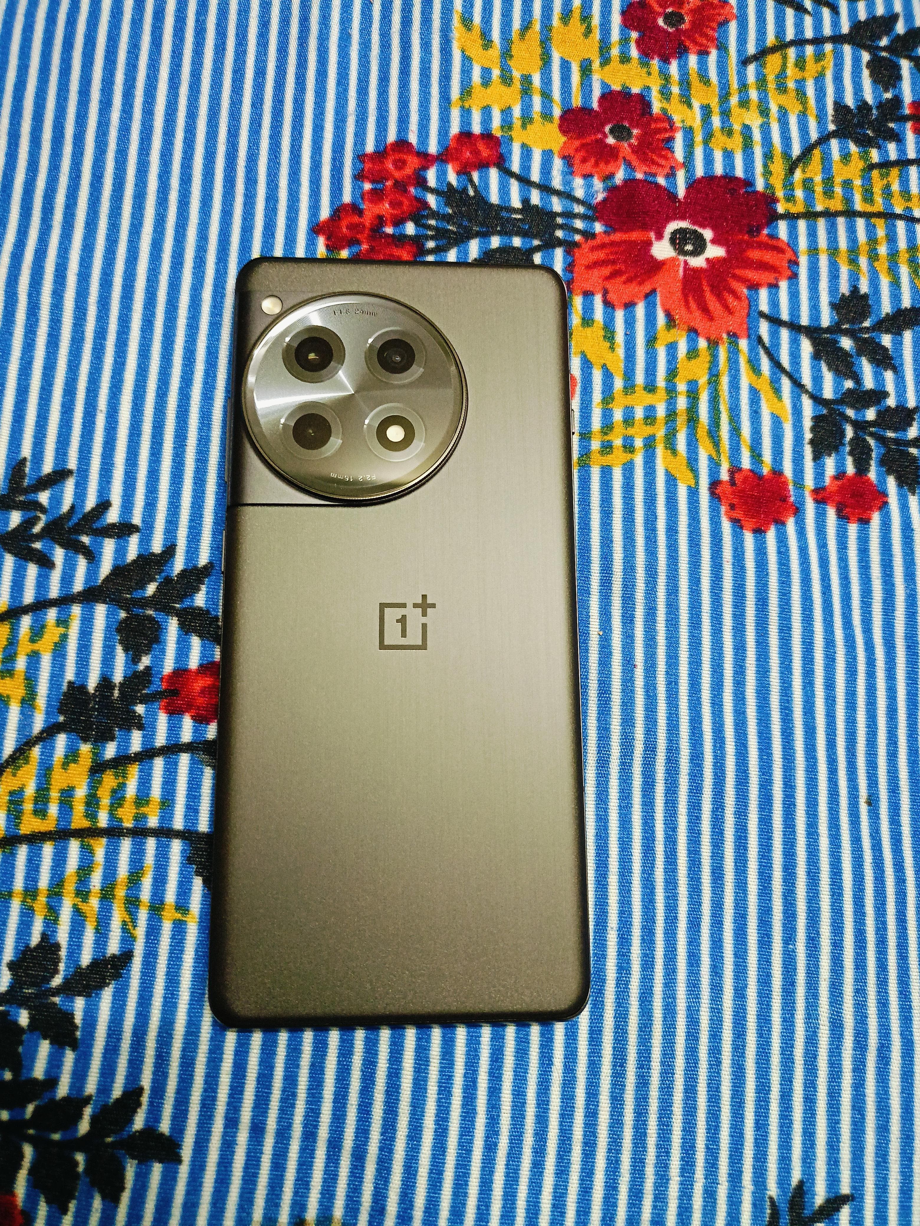 Just got my hands on 12R! The OnePlus experience store guy a