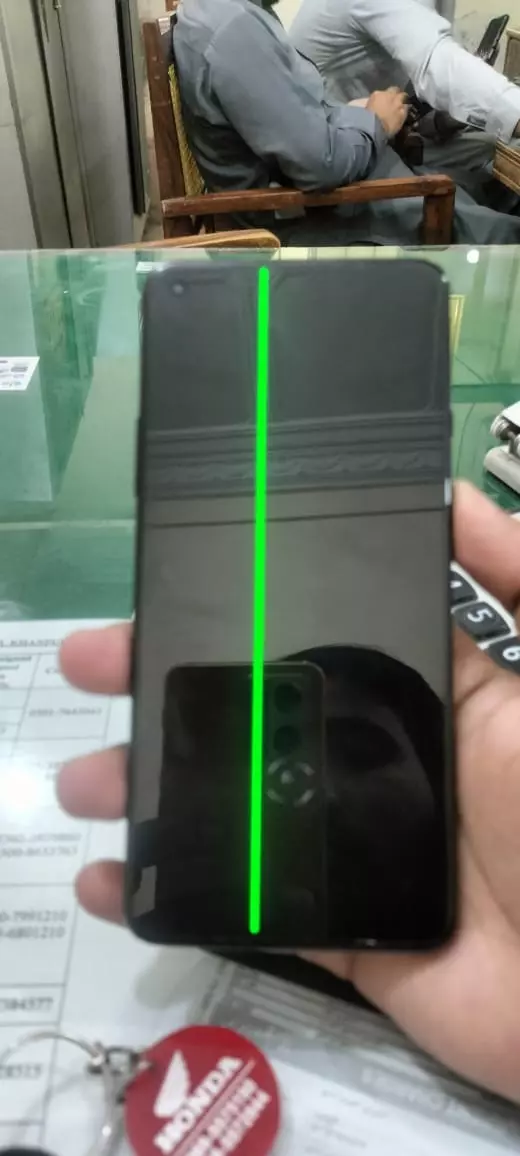 I am using the OnePlus 8T Cyberpunk Edition. Green line appe