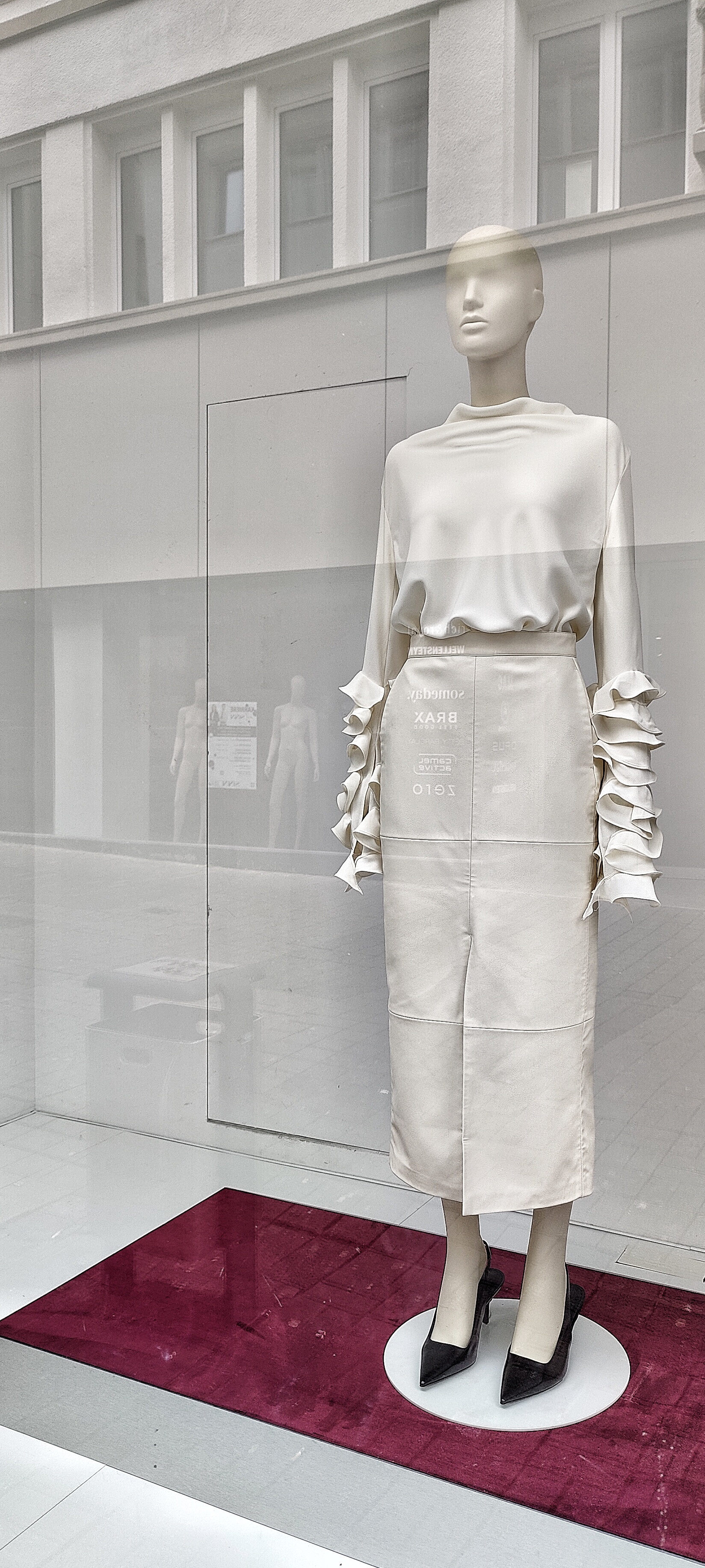Even as a mannequin it is important to read the fine print i